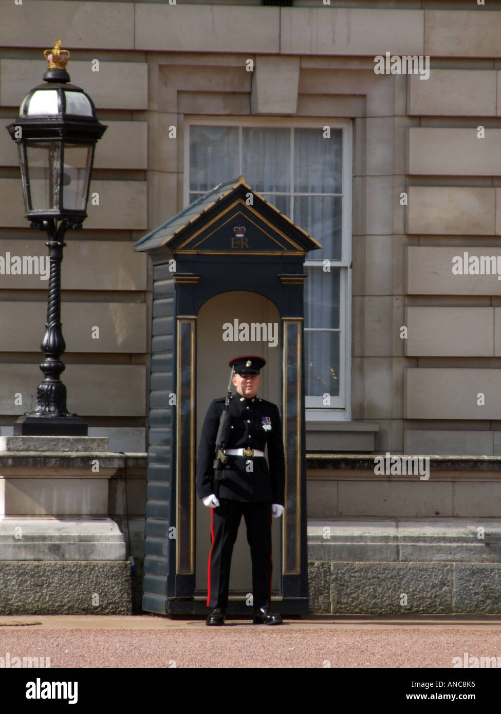 Soldier on sentry duty at Buckingham Palace London England UK Stock ...