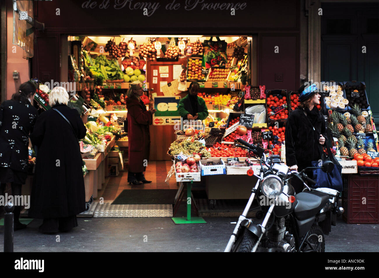 Fruit and vegetable shop in paris hi-res stock photography and images ...
