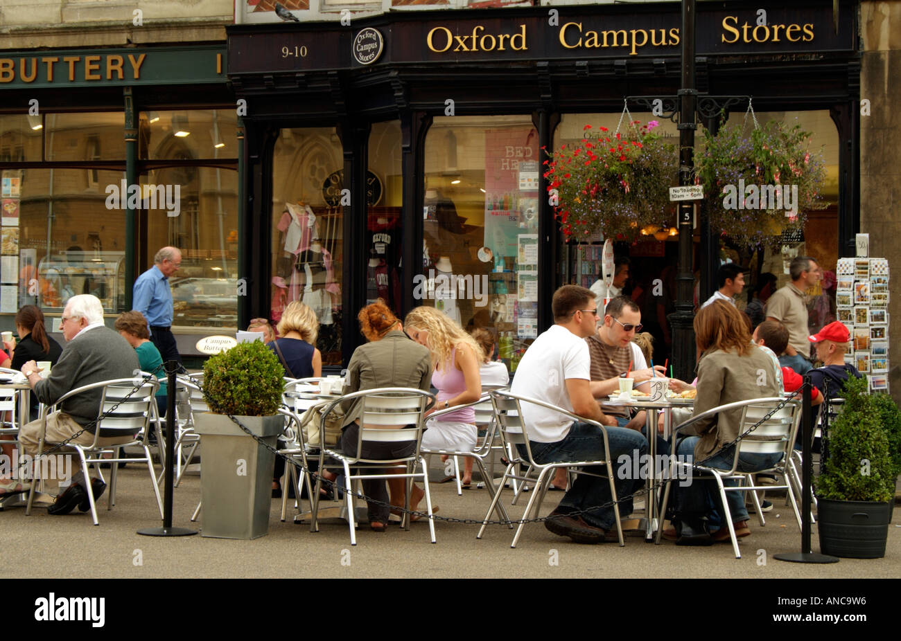 Restaurant cafe on Broad Street in the University city of Oxford ...