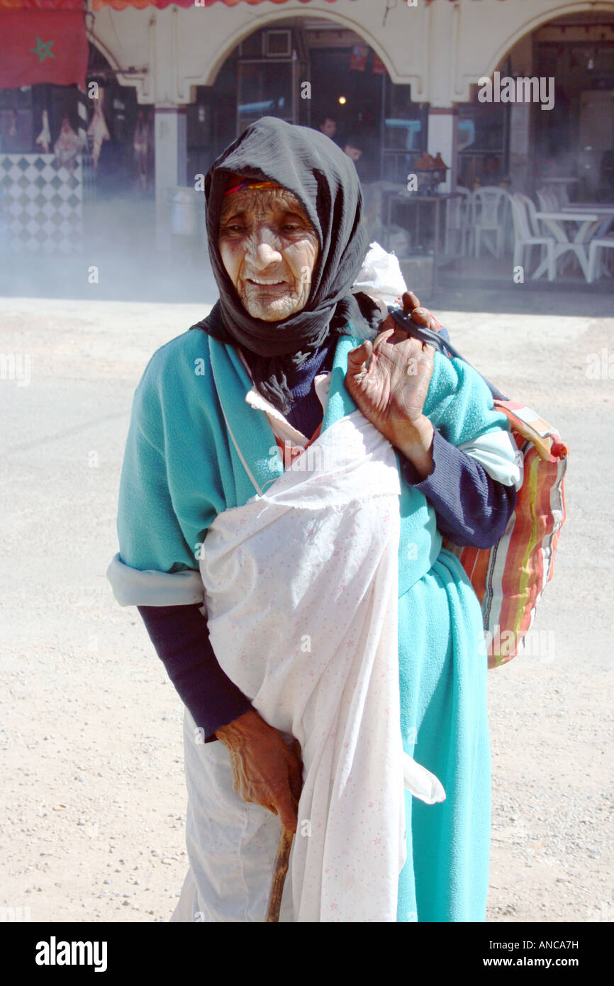 Berber woman in traditional costume hi-res stock photography and images ...