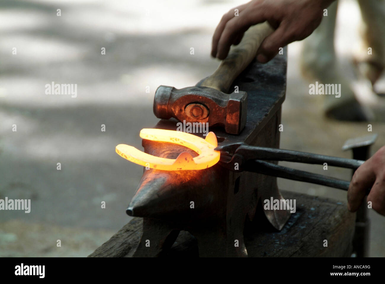 blacksmith red hot metal horseshoe anvil hammer Stock Photo - Alamy
