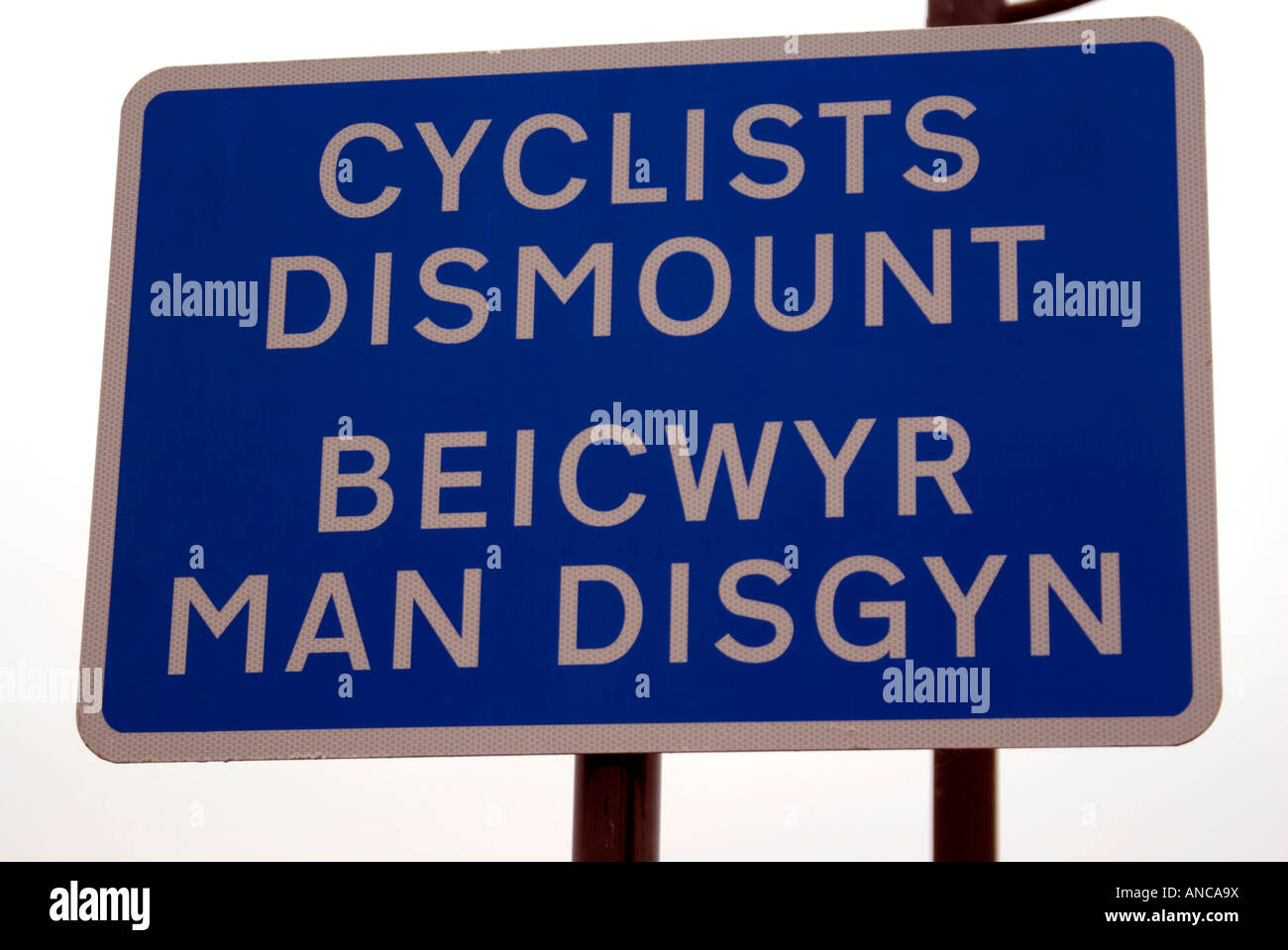 Blue sign cyclists dismount hi-res stock photography and images - Alamy