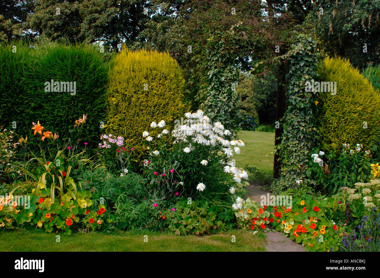 English country garden garden design hi-res stock photography and ...