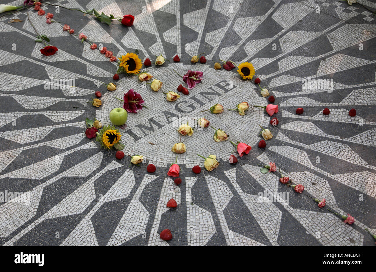 manhattan john lennon memorial central park strawberry fields Stock ...
