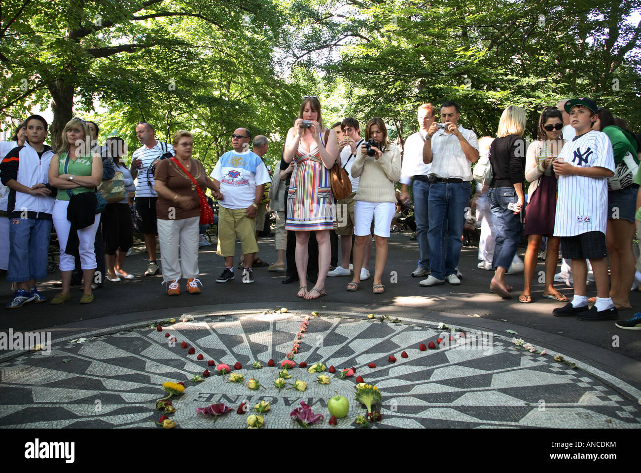 manhattan john lennon memorial central park strawberry fields Stock ...