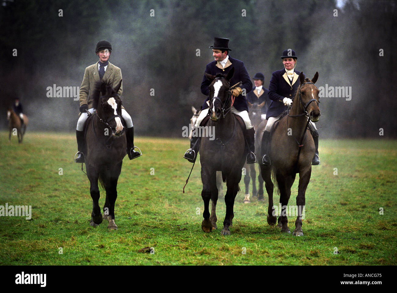 THE BEAUFORT HUNT AT A BOXING DAY MEETING AT WORCESTER LODGE NEAR THEIR ...
