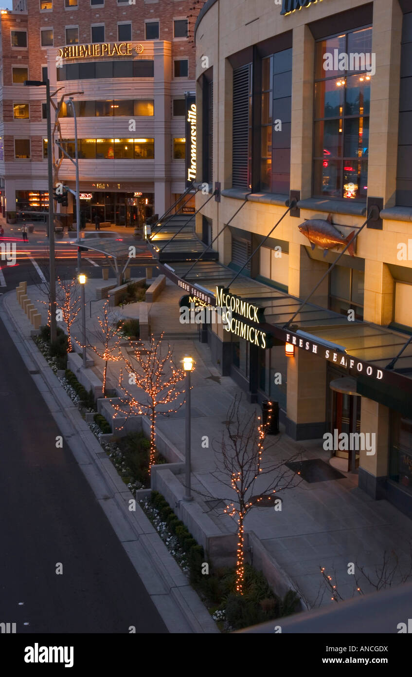 USA, Washington, Bellevue, Downtown, Lincoln Town Center, shopping ...