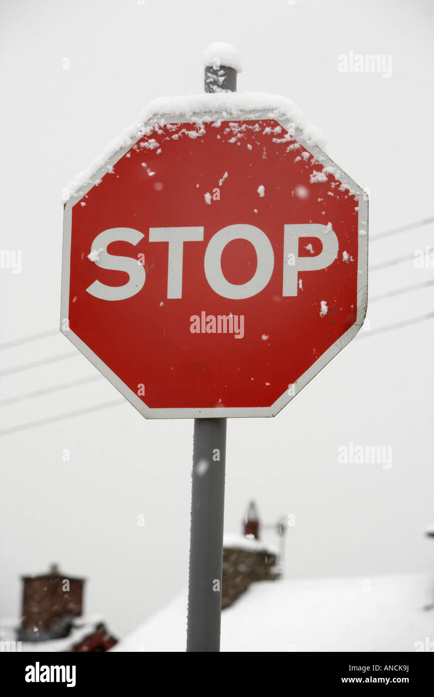 Snow covered stop sign hi-res stock photography and images - Alamy