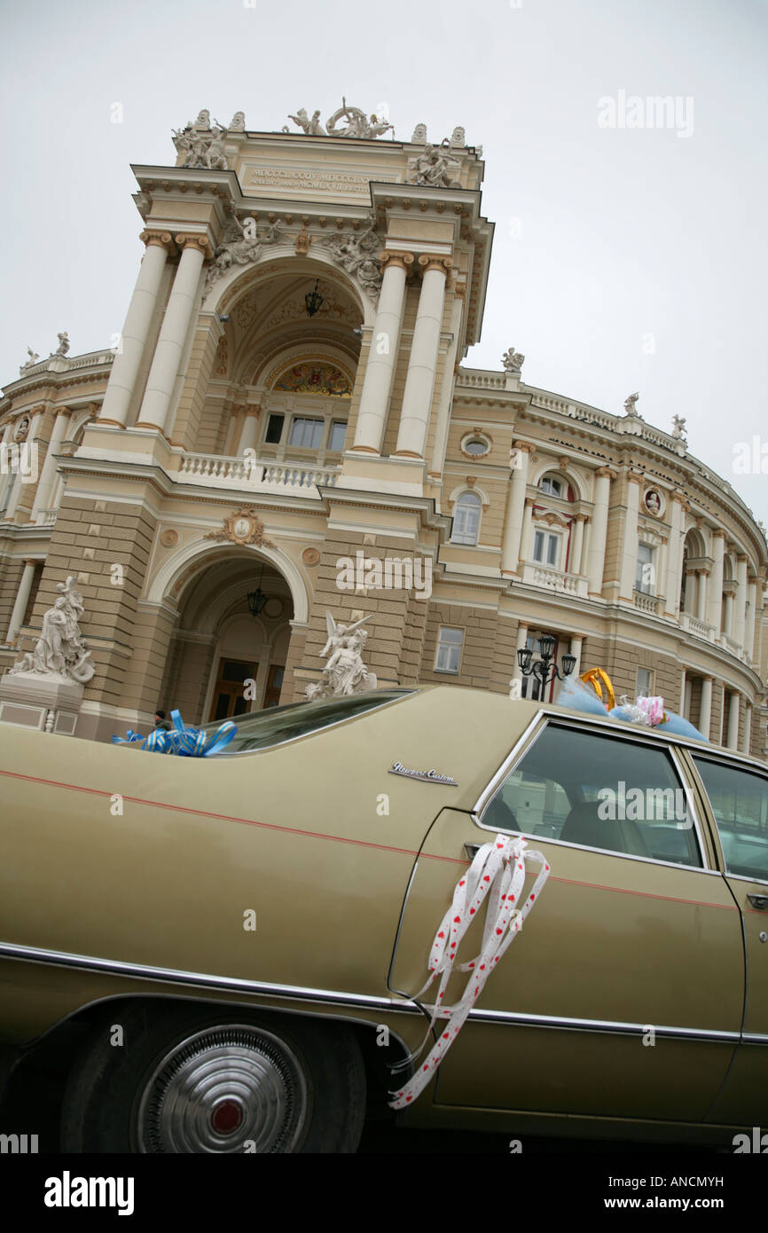American wedding car outside the Opera House and Ballet, Teatralnaya ...