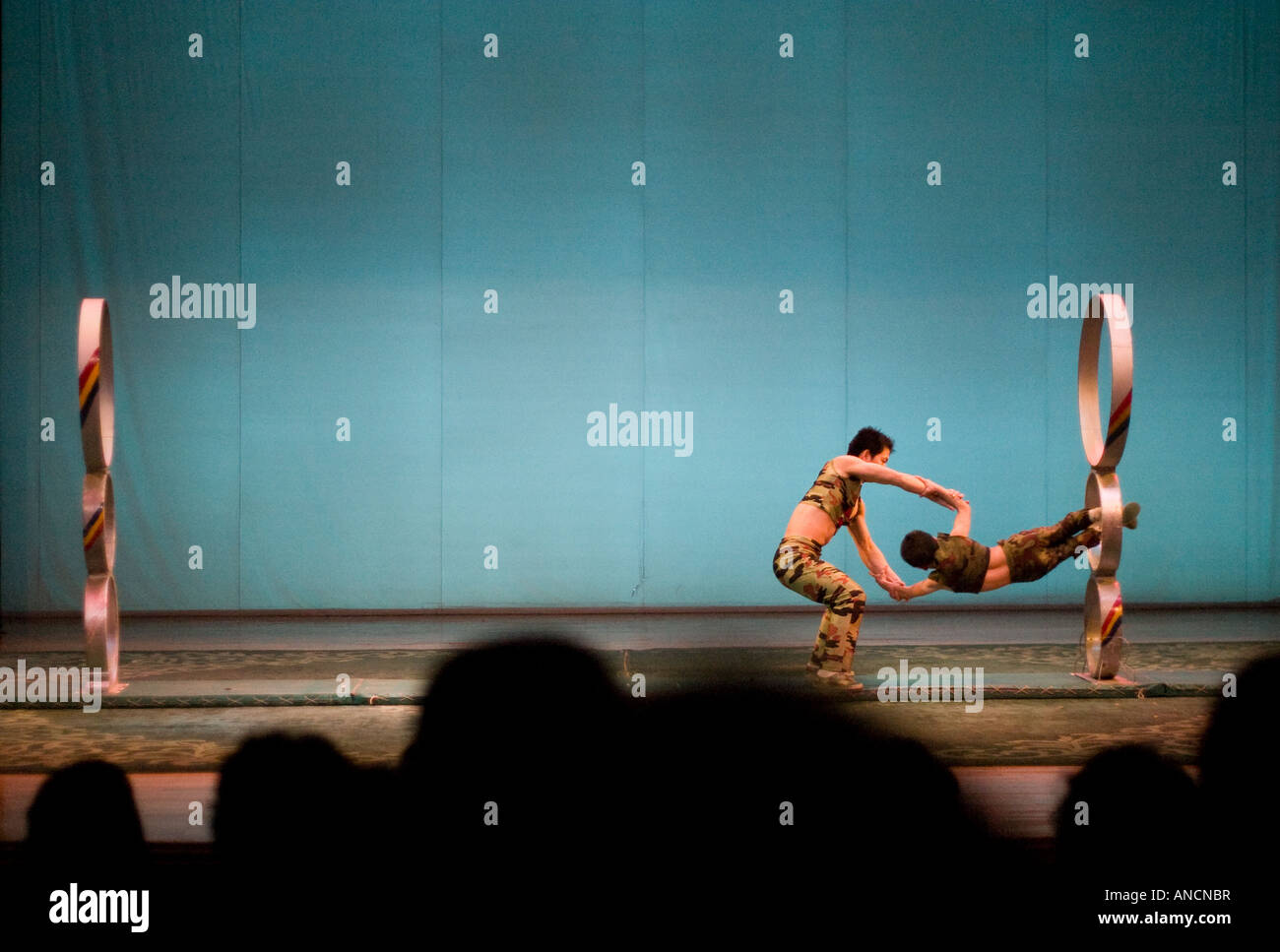 Acrobat troupe china hi-res stock photography and images - Alamy