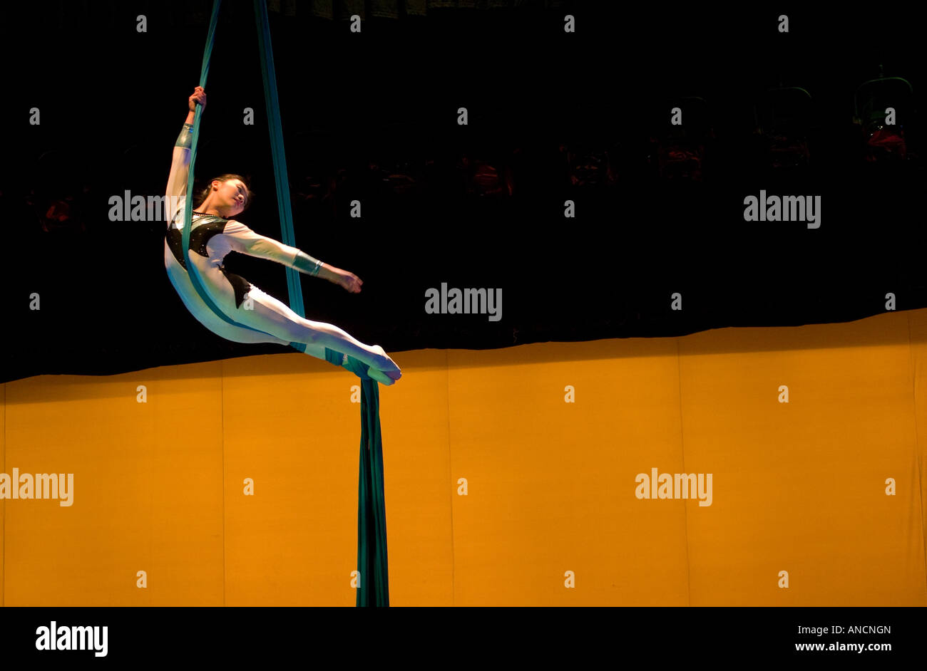 Chinese acrobat perfoming in Chaoyang theatre Stock Photo - Alamy