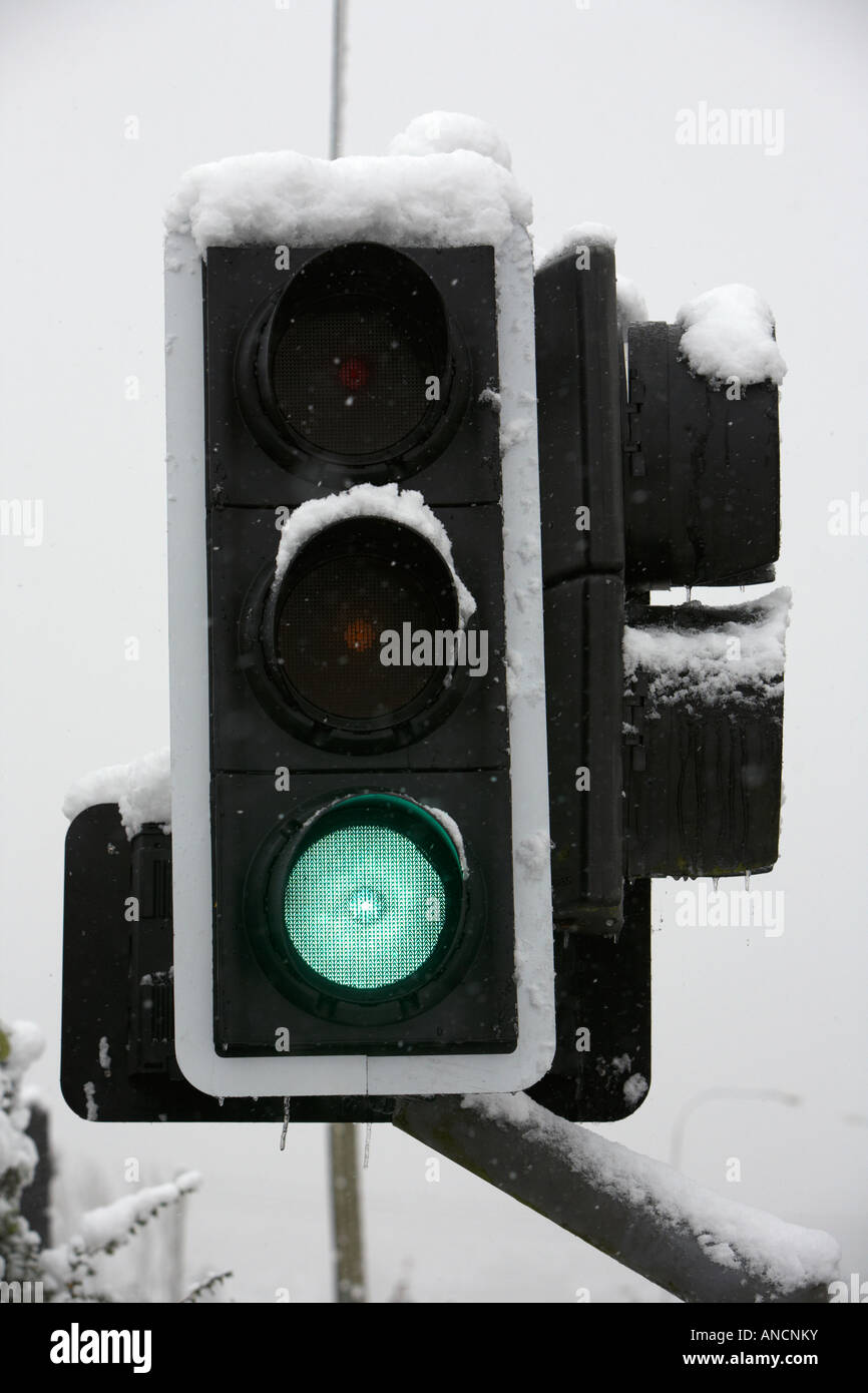 Green traffic light snow hi-res stock photography and images - Alamy