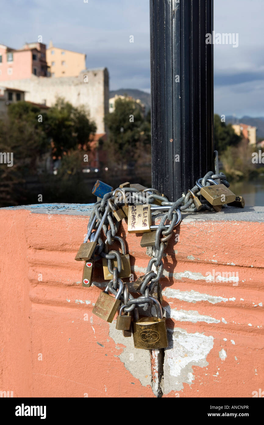 Chain with locks hi-res stock photography and images - Alamy