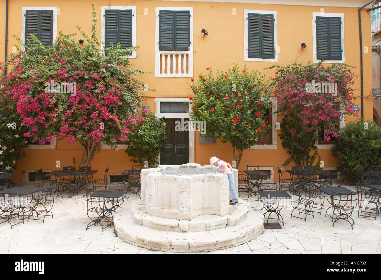 Venetian well hi-res stock photography and images - Alamy