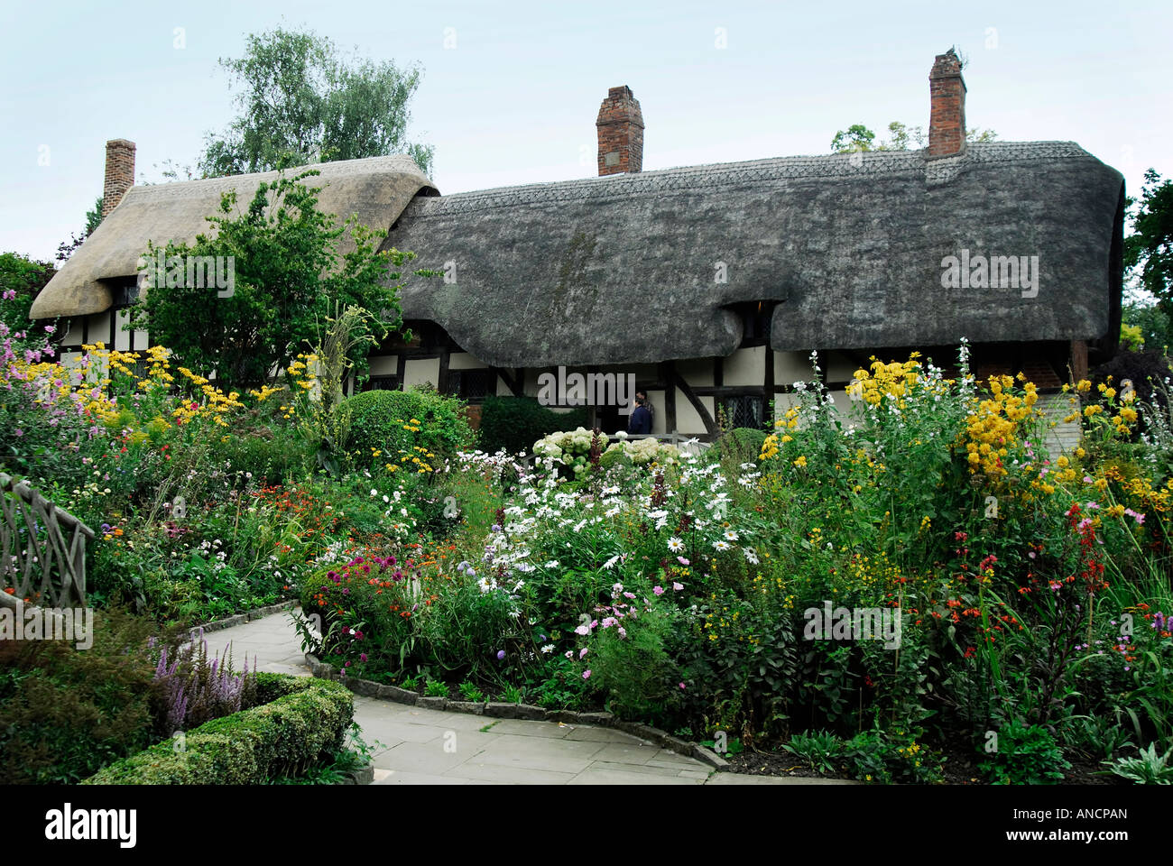 English country cottage with thatched roof Stock Photo - Alamy