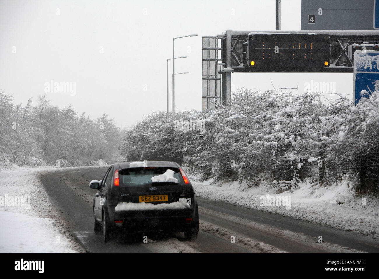 Ireland motorway sign hi-res stock photography and images - Alamy