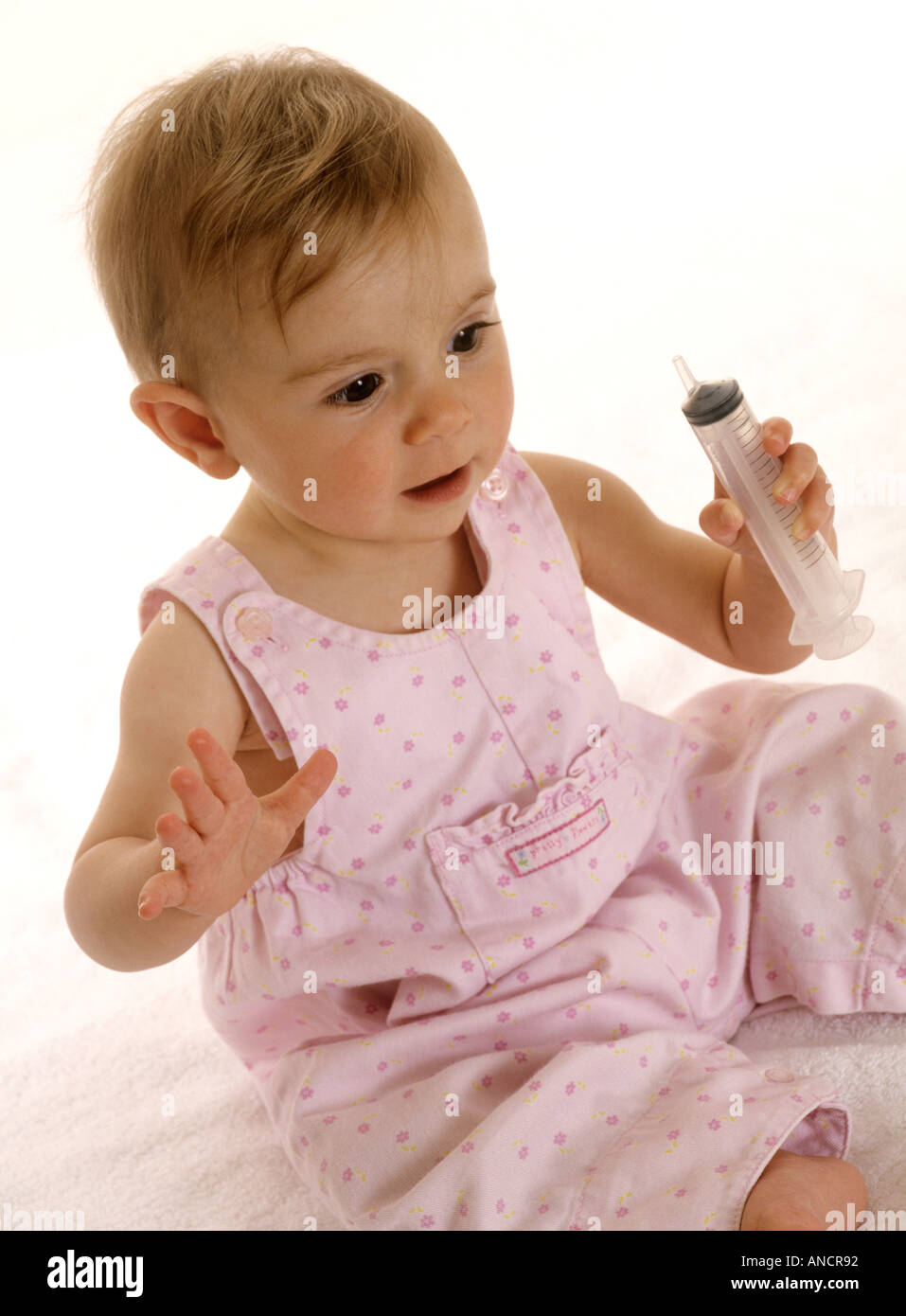 Doctor inoculating children hi-res stock photography and images - Alamy