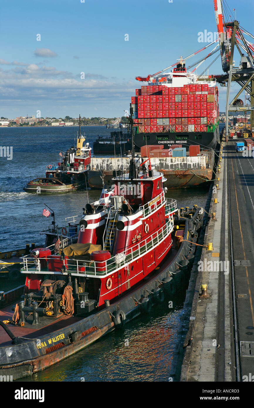 Tug boats hi-res stock photography and images - Alamy