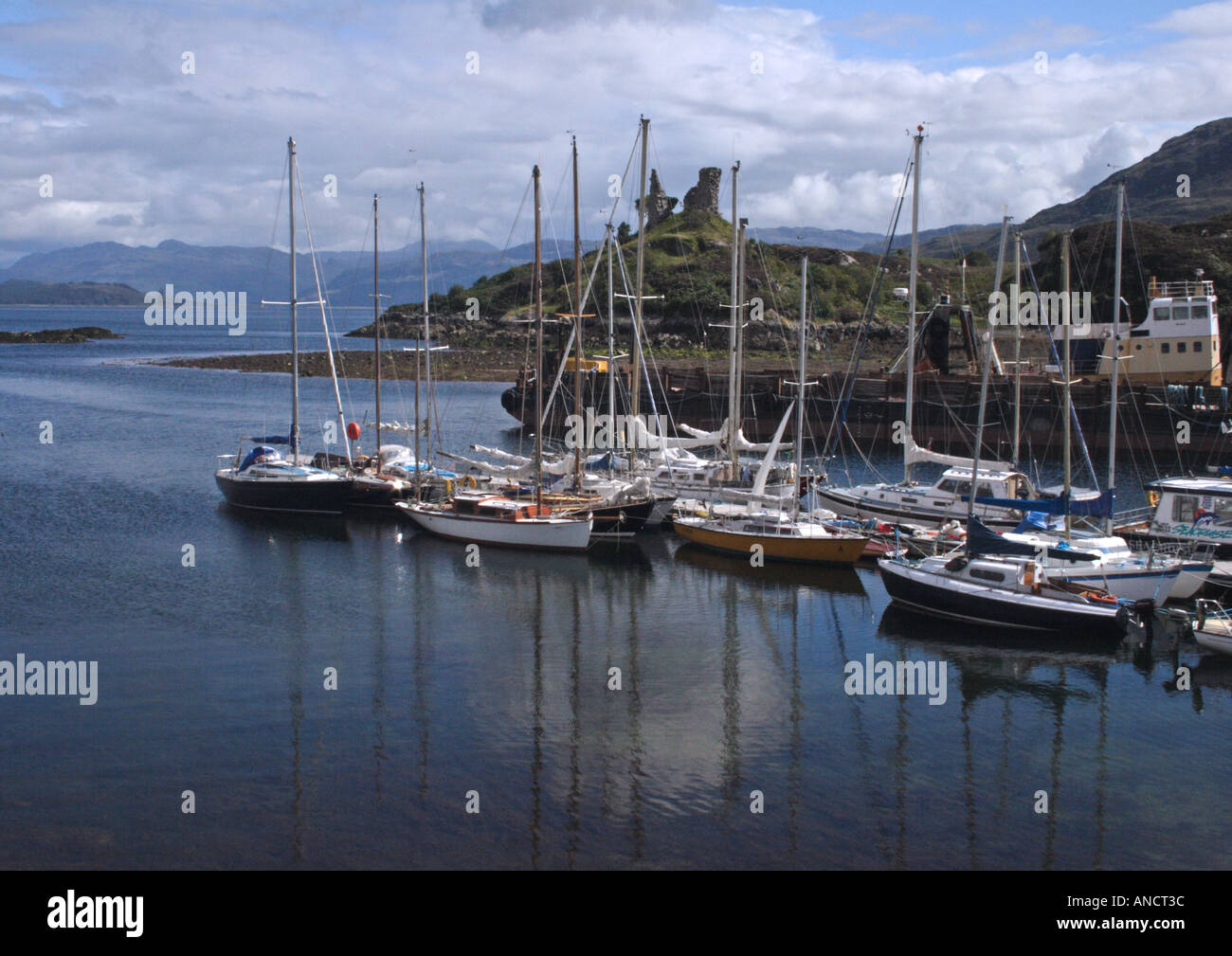Kyleakin harbor hi-res stock photography and images - Alamy