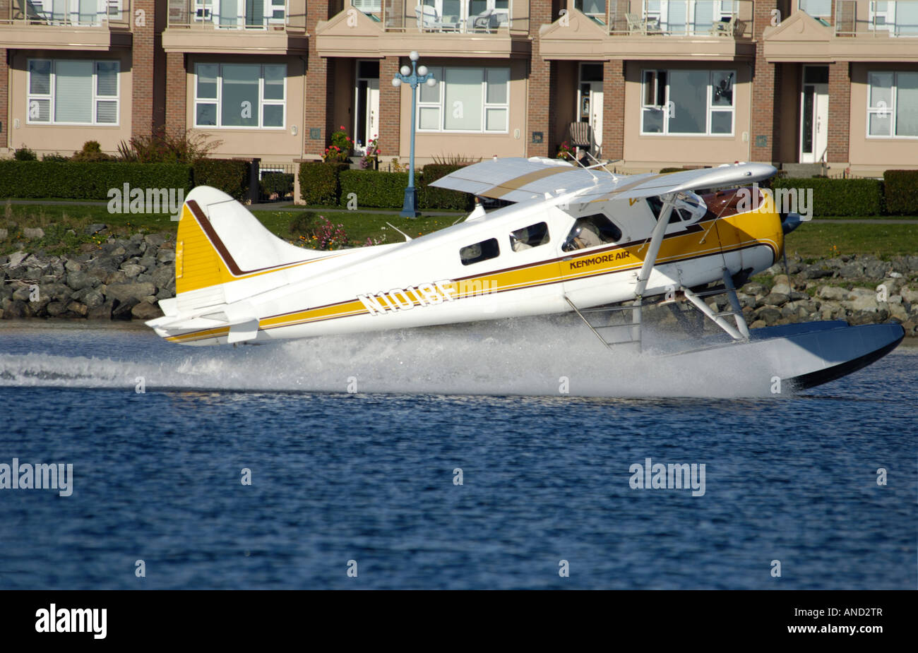 Float plane arriving victoria harbour hi-res stock photography and ...