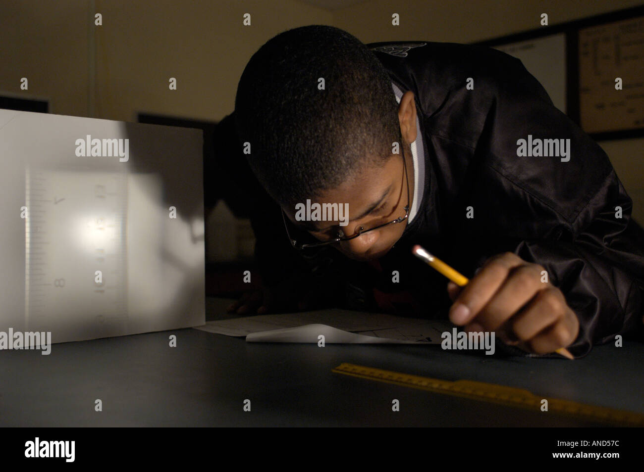 Student doing optics experiment in a science class Stock Photo - Alamy