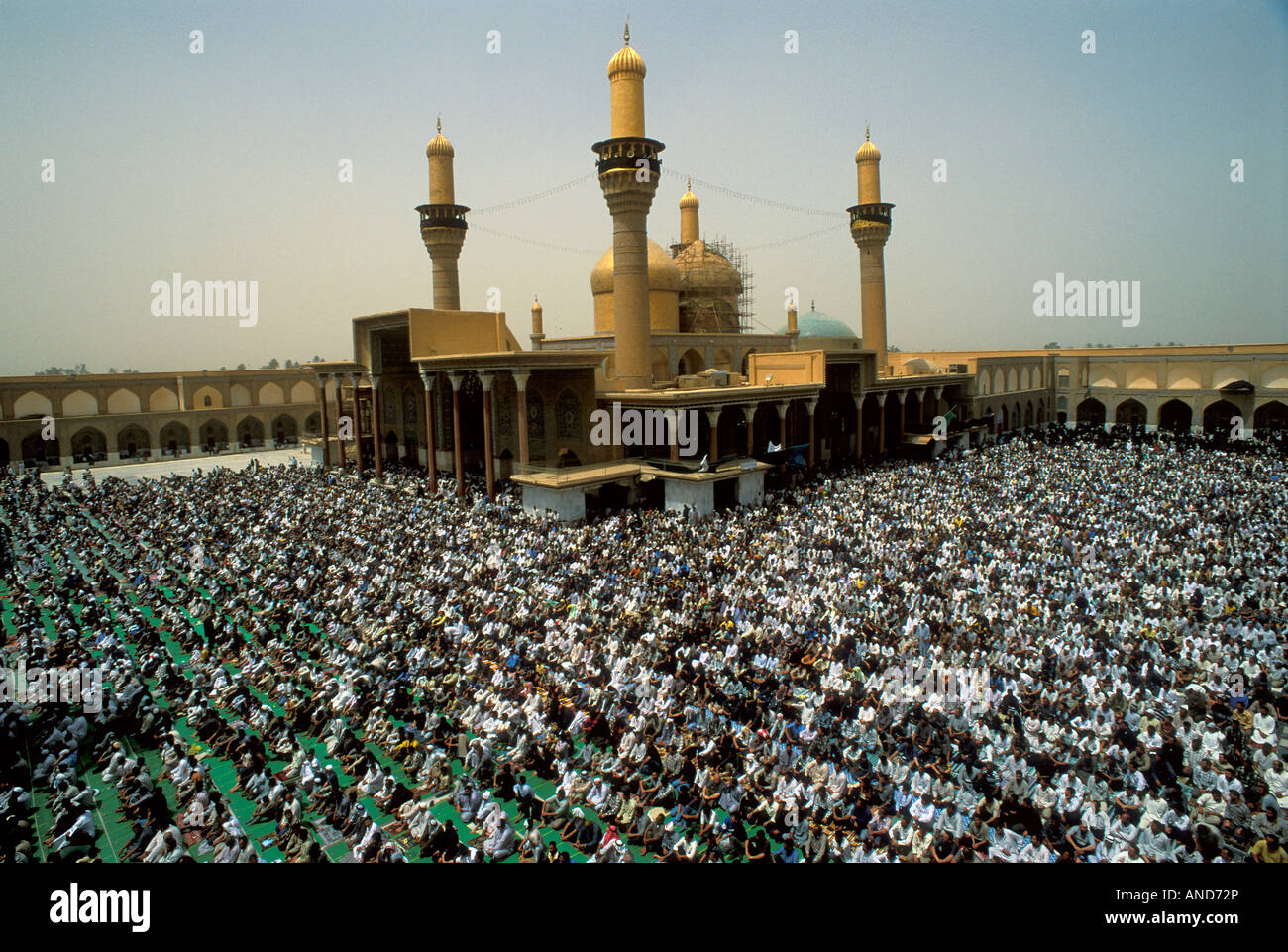 Muslims praying in Imam Musa Kazım Mosque Baghdat Iraq Stock Photo - Alamy