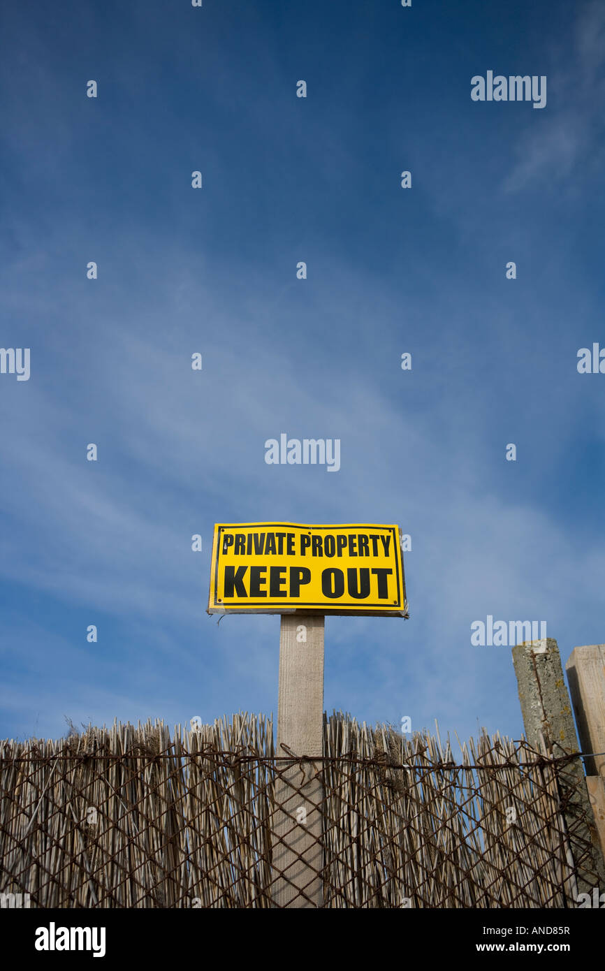 keep out sign on a fence Stock Photo - Alamy