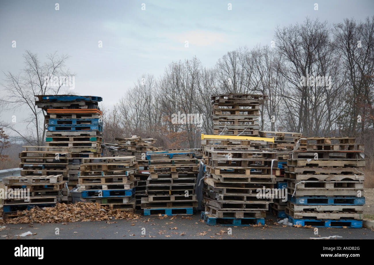 Empty pallet hi-res stock photography and images - Alamy