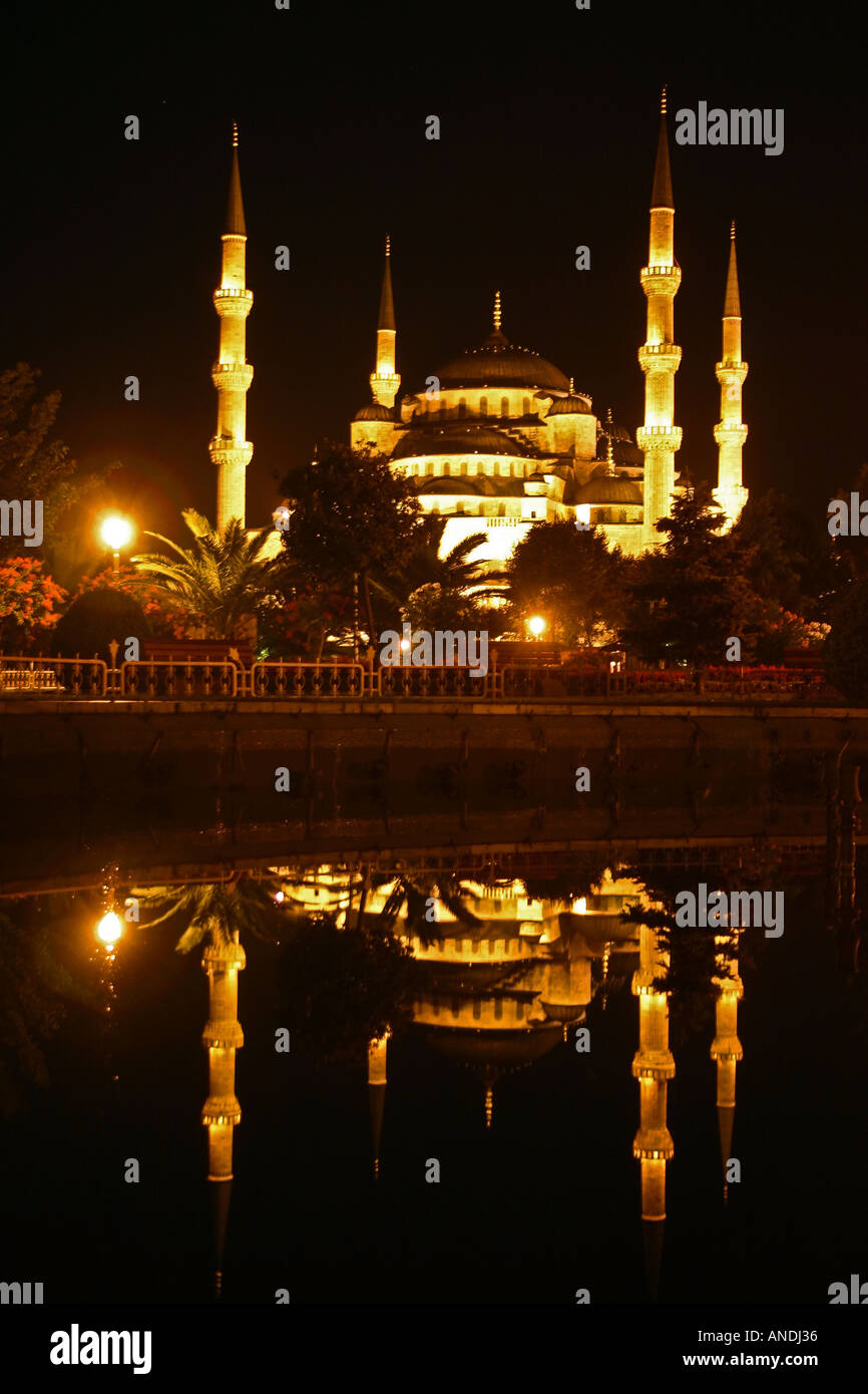Sultan Ahmet Camii Blue Mosque in Istanbul at night Stock Photo - Alamy