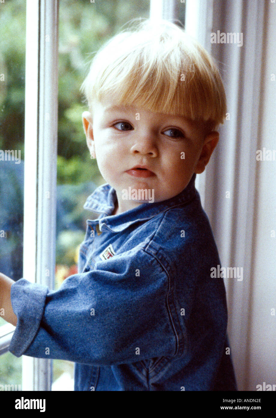 Children look at creche hi-res stock photography and images - Alamy