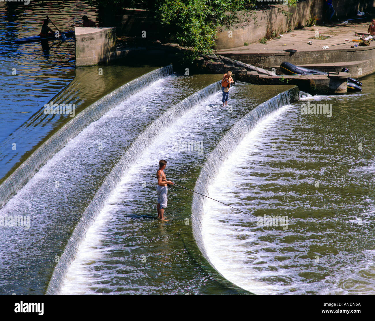People enjoy summer on the river Avon by the Pulteney Bridge in Bath ...
