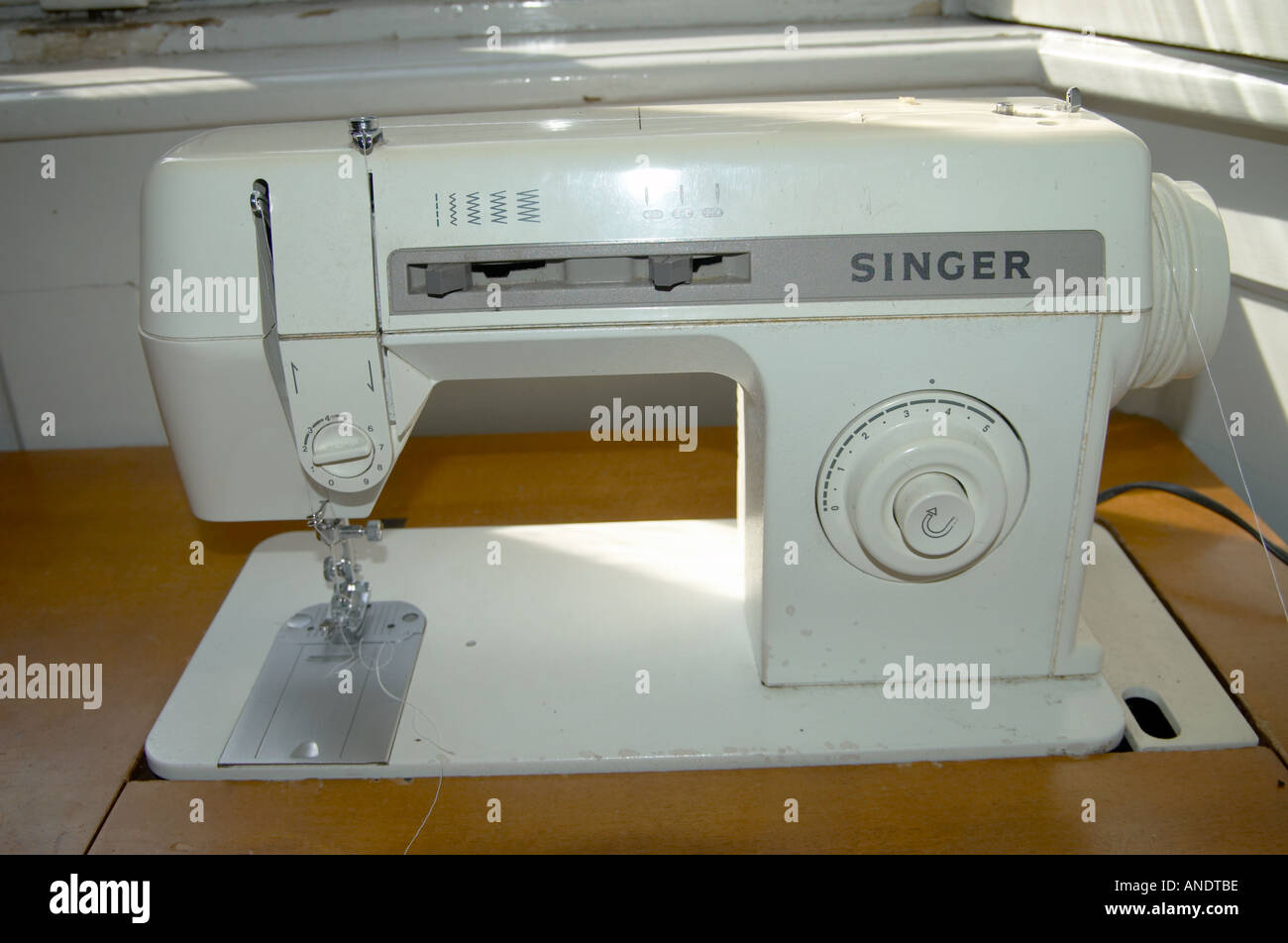 White singer sewing machine hi-res stock photography and images - Alamy
