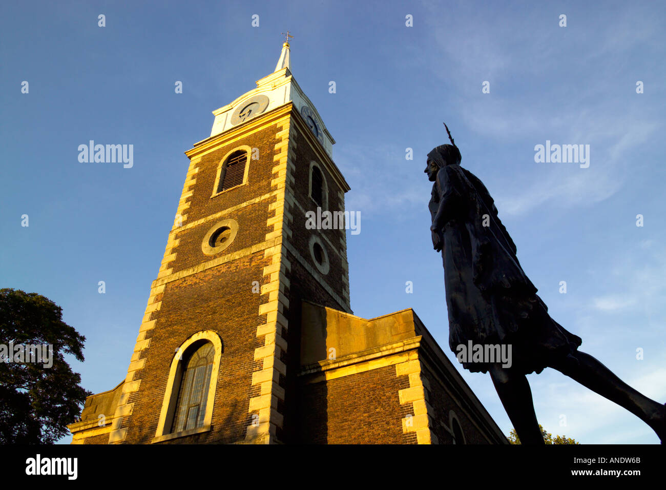 St Georges church Gravesend and the statue of Pocahontas Stock Photo ...