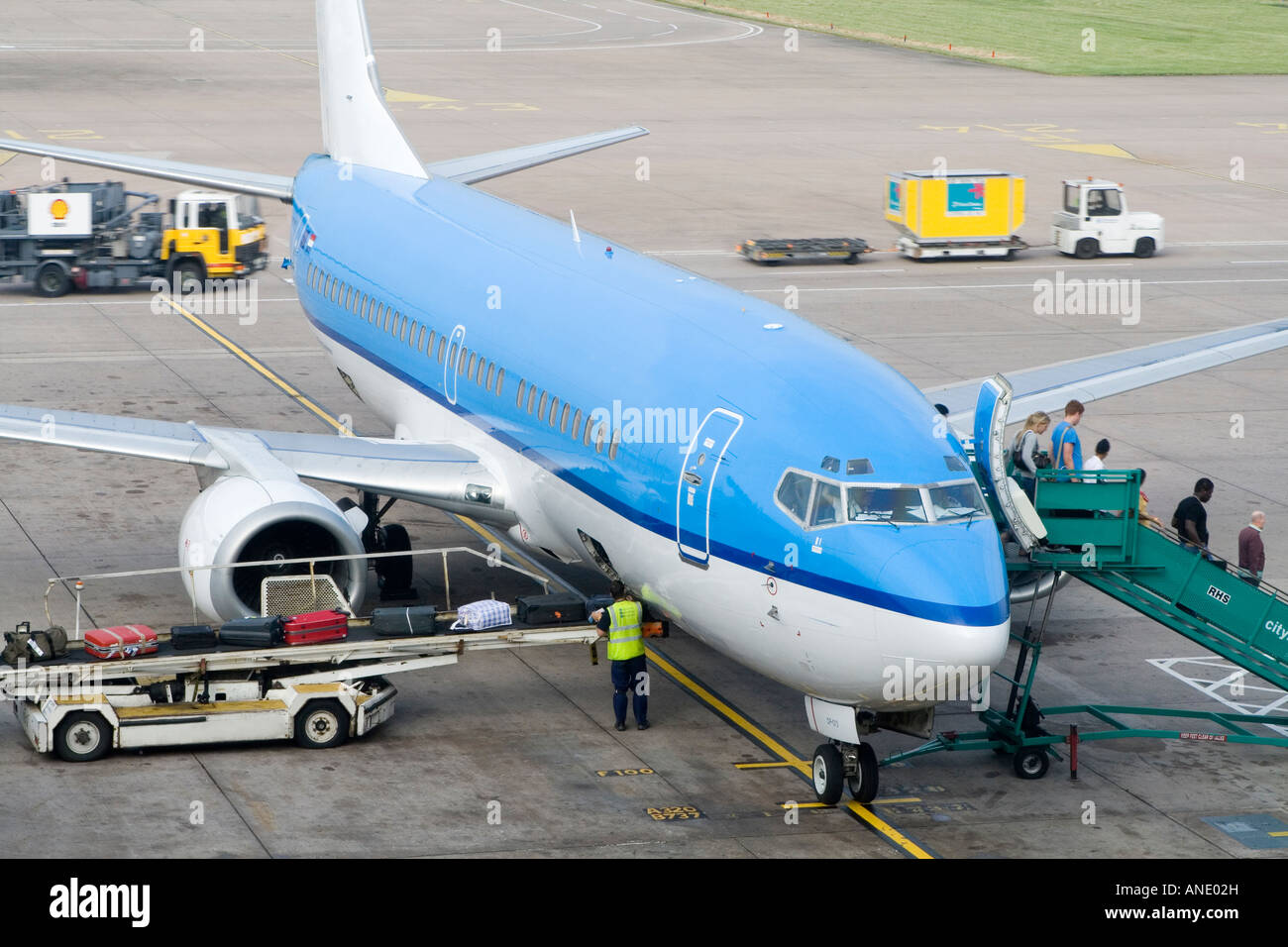 Aeroplane loading hi-res stock photography and images - Alamy