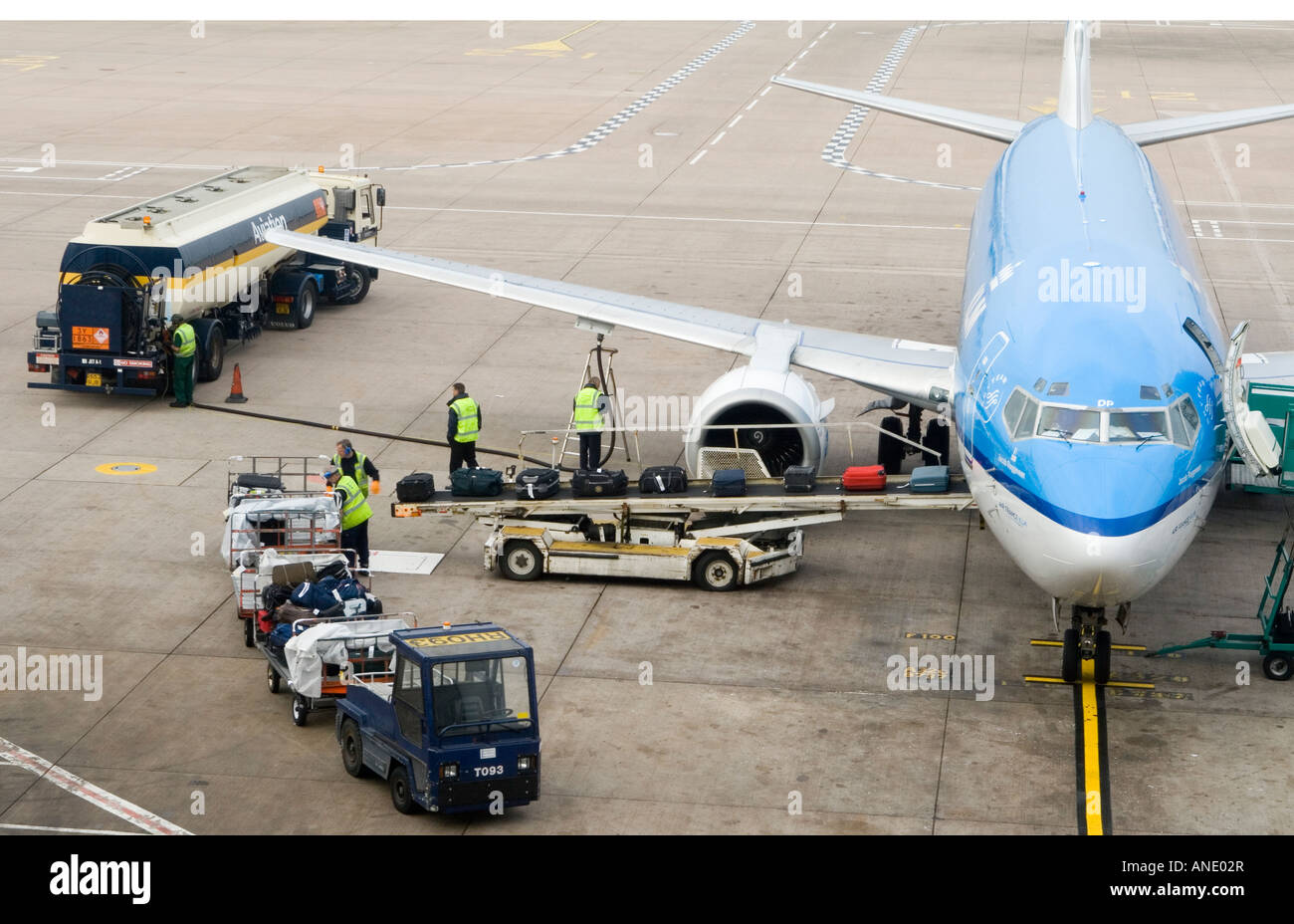 Aeroplane loading hi-res stock photography and images - Alamy