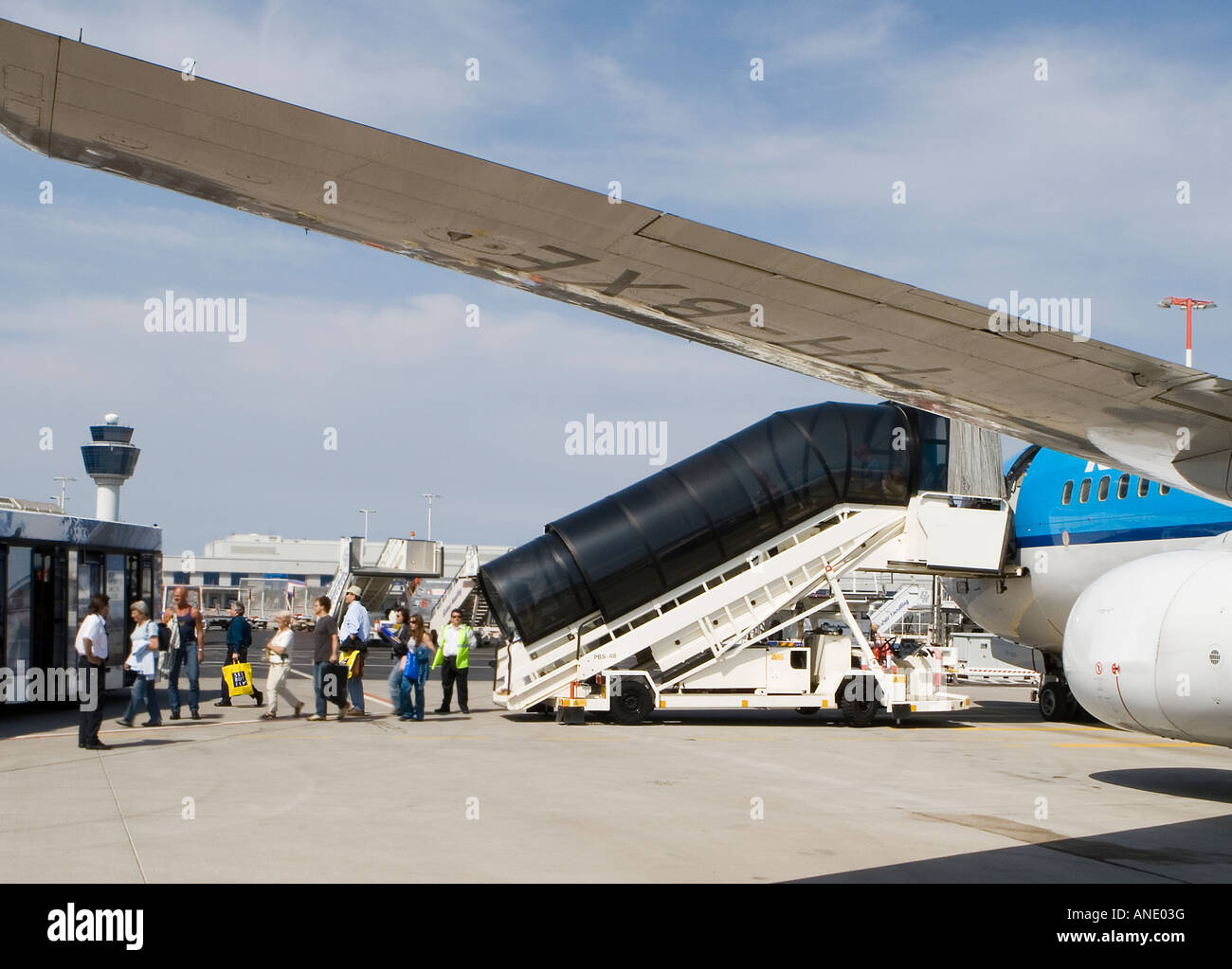 Aeroplane docking hi-res stock photography and images - Alamy