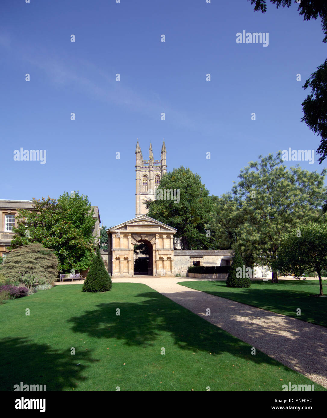 Gateway to The University of Oxford Botanic Garden and Magdalen Tower ...