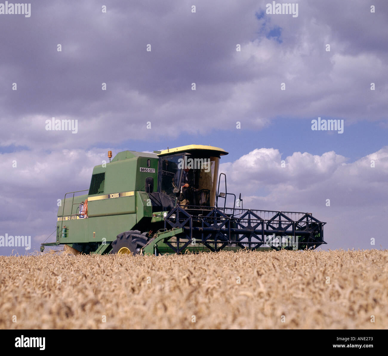 COMBINE HARVESTER WORING ON BREDON HILL WORCESTERSHIRE ENGLAND UK Stock ...
