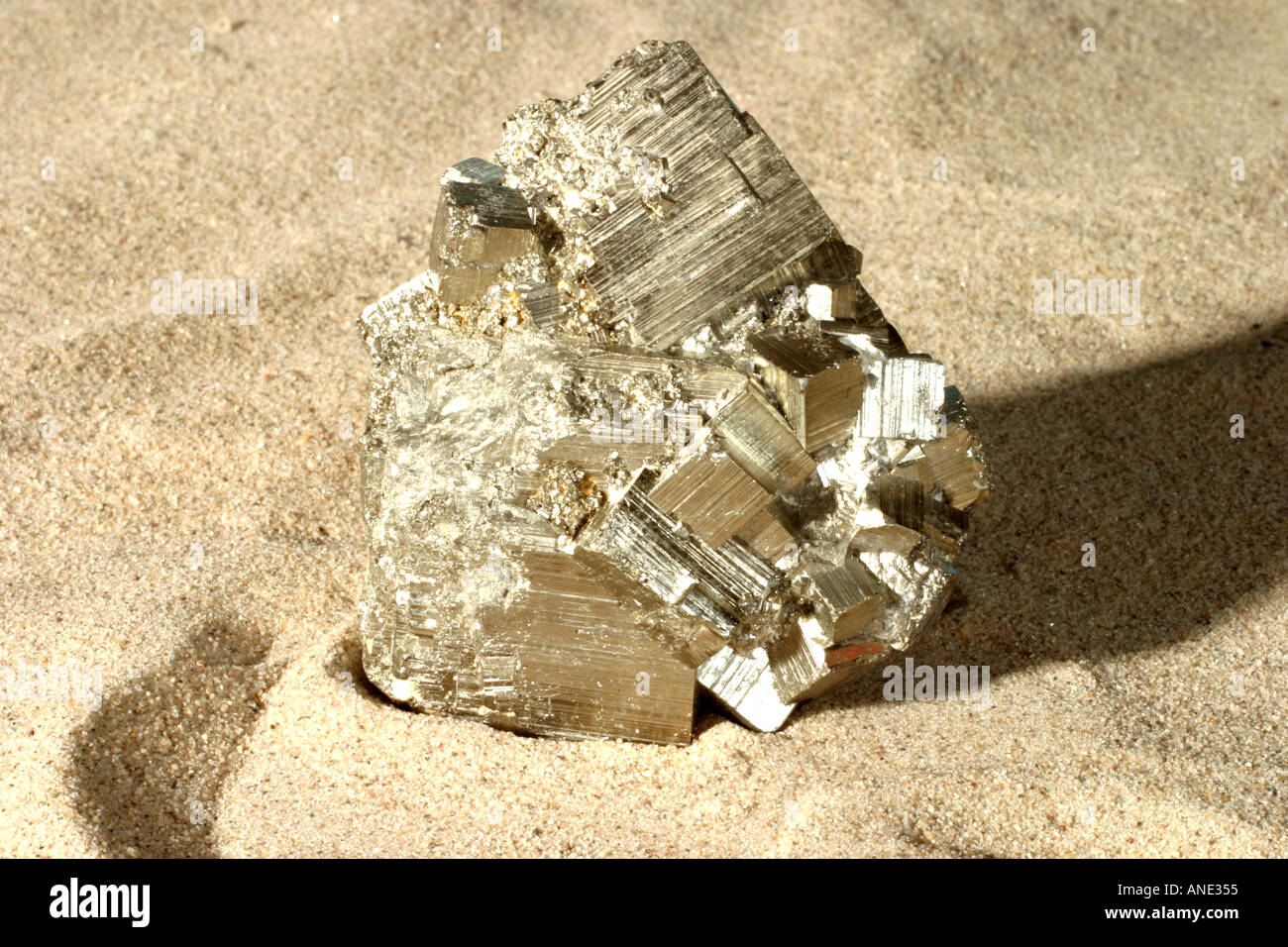Sulfide mineral fes2 hi-res stock photography and images - Alamy