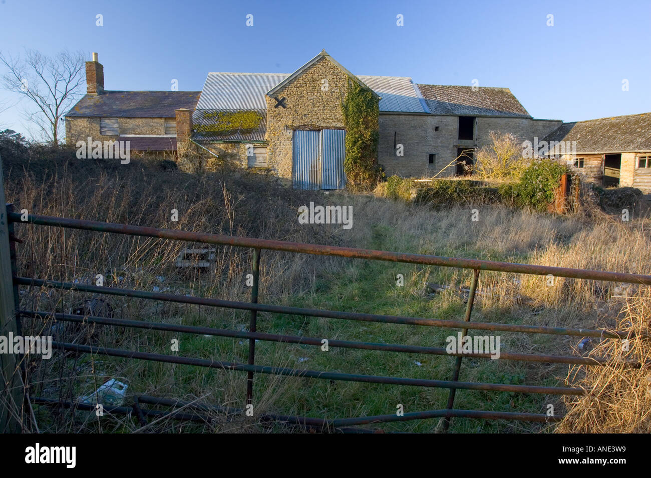 Derelict farm building hi-res stock photography and images - Alamy