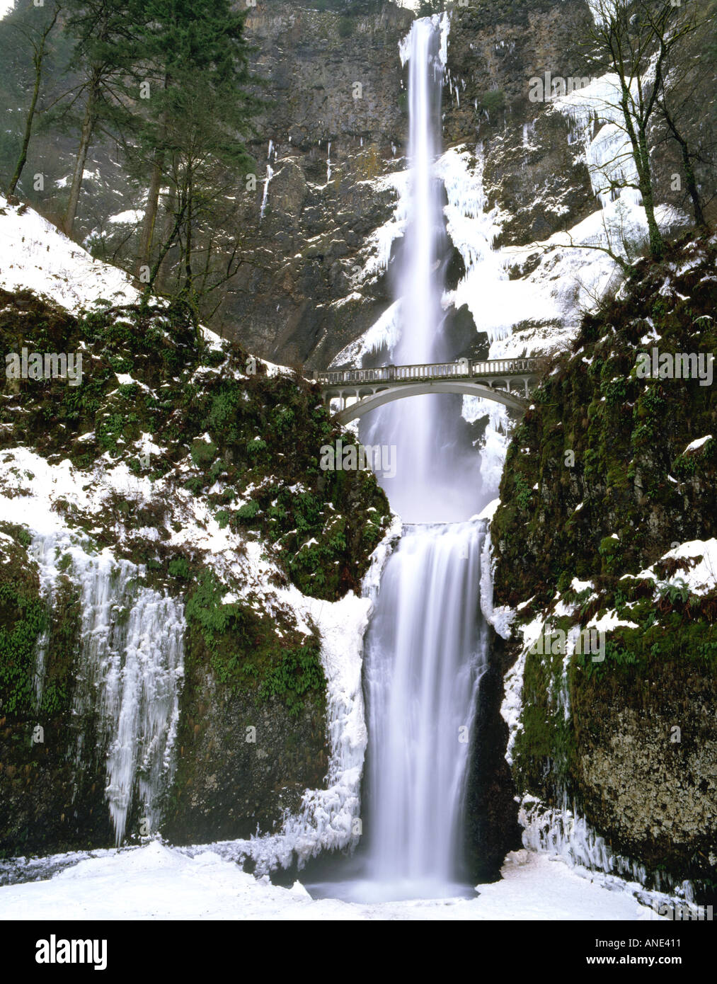 Multnomah falls frozen hi-res stock photography and images - Alamy