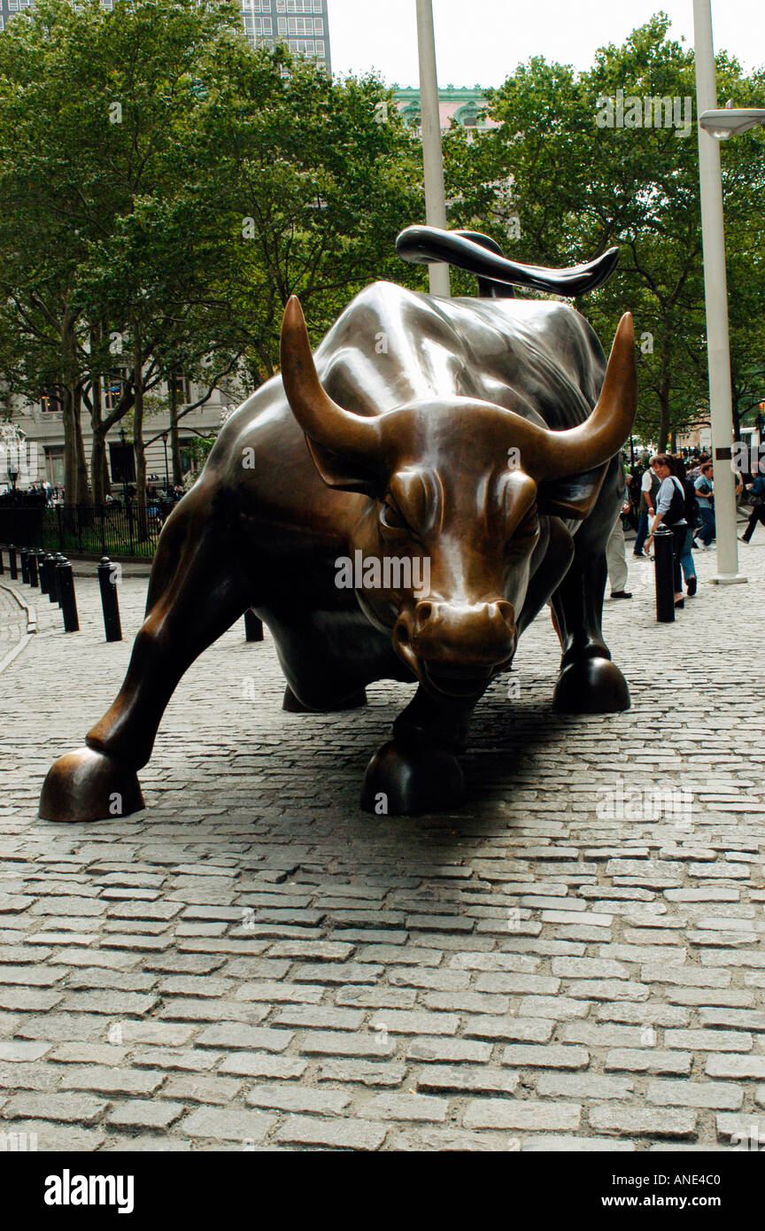 The Bull sculpture on Lower Broadway in Manhattan Stock Photo - Alamy