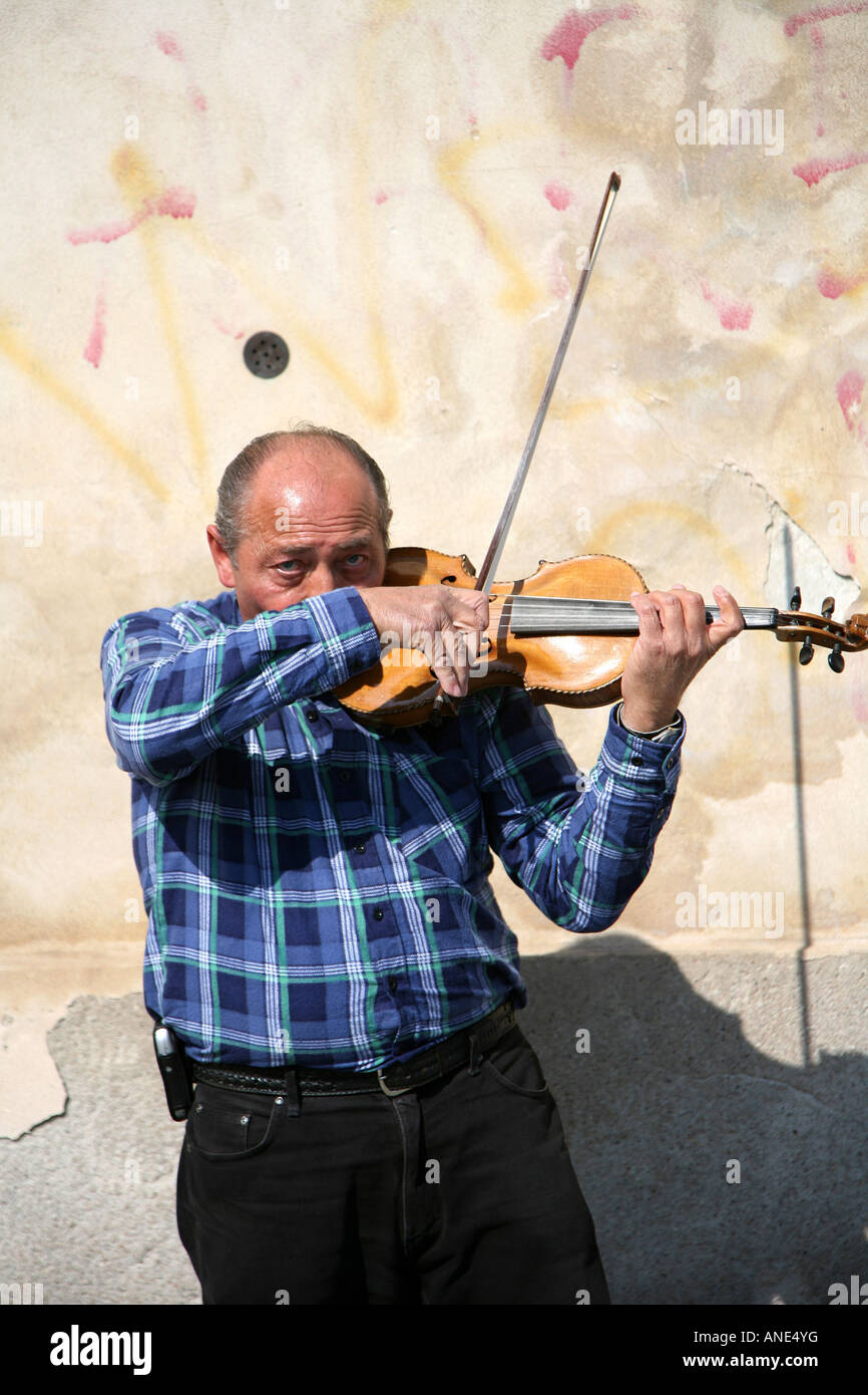Violin violinist hi-res stock photography and images - Alamy