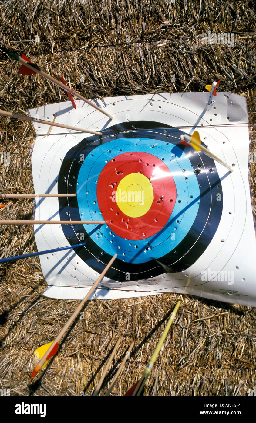 Arrows miss target hi-res stock photography and images - Alamy Arrows miss target hi-res stock photography and images - Alamy