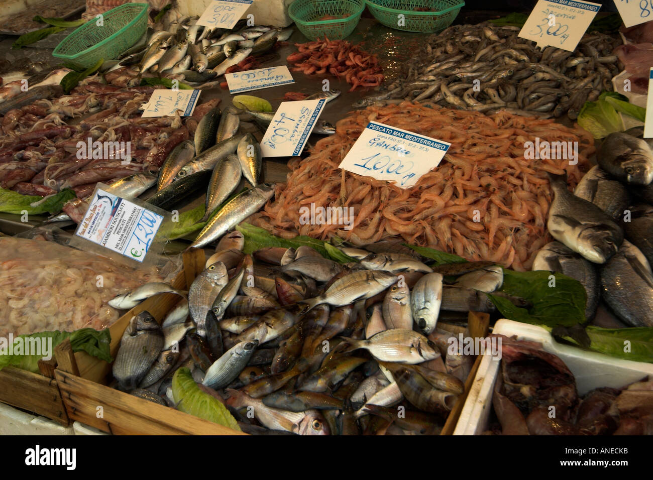 fish on display syracuse market Stock Photo - Alamy