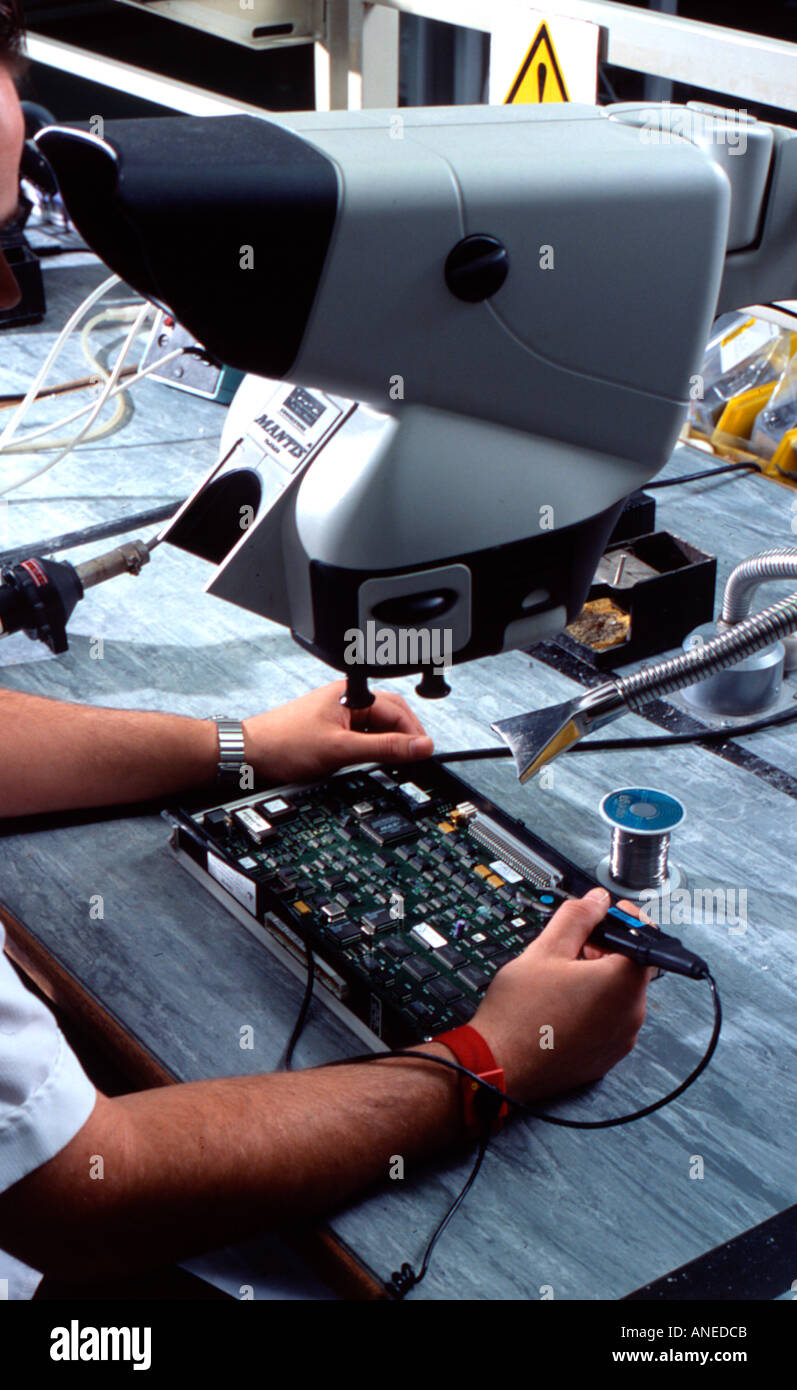 Hands soldering hi-res stock photography and images - Alamy