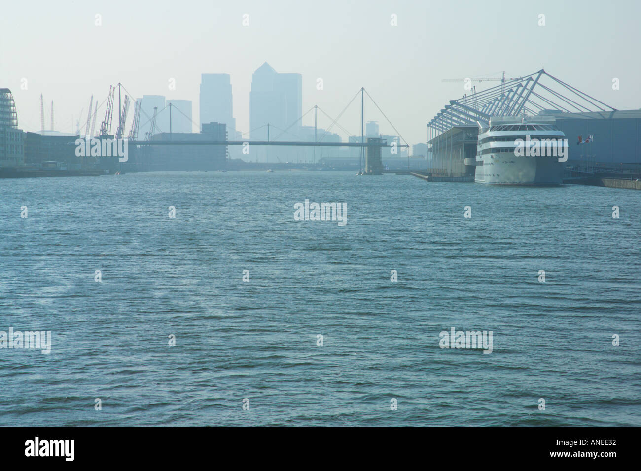 London in mist hi-res stock photography and images - Alamy