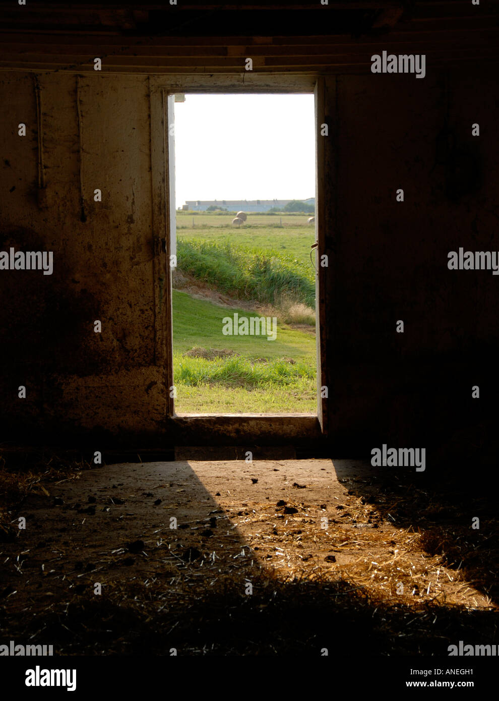 Open barn doors hi-res stock photography and images - Alamy