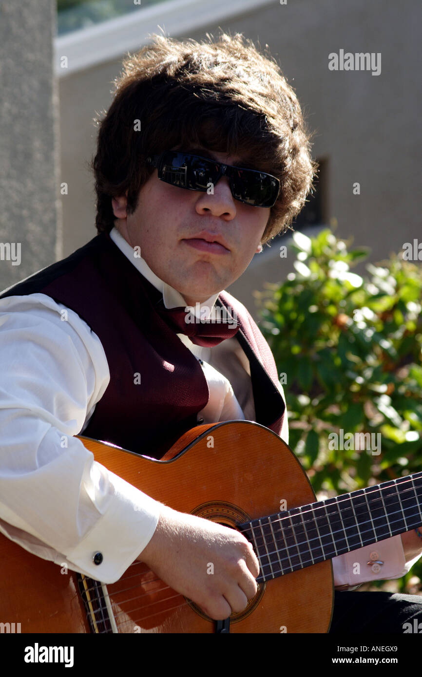 Band playing at wedding reception hi-res stock photography and images ...