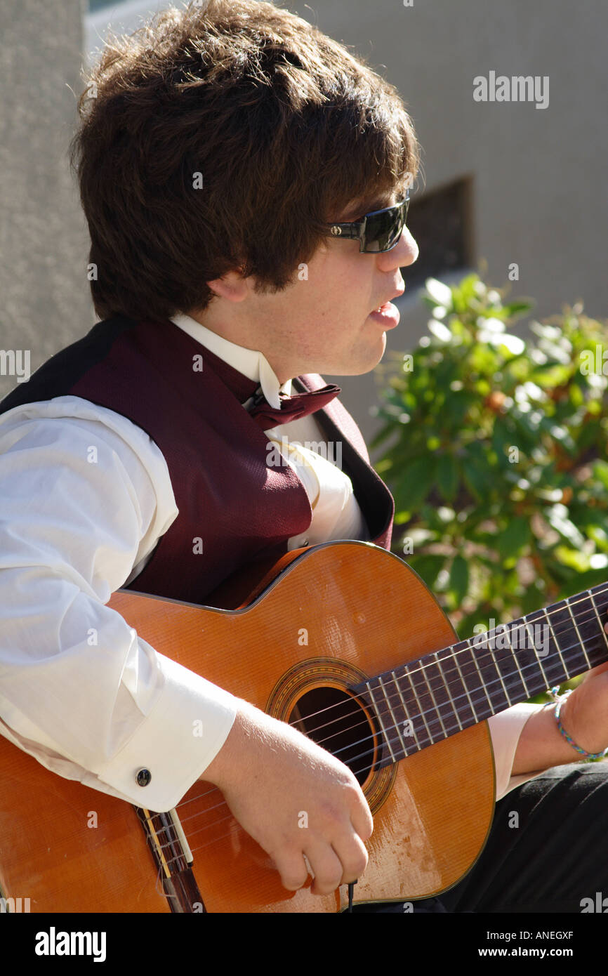 Band playing at wedding reception hi-res stock photography and images ...